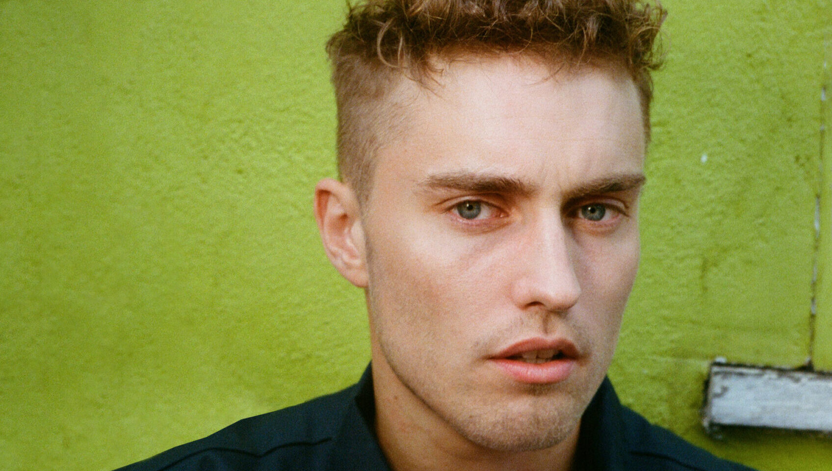 Sam Fender kündigt drittes Album an und geht auf „People Watching"-Tour ...